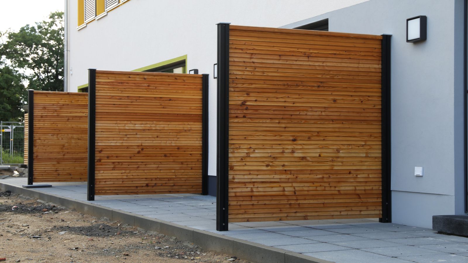 How Modern Fences Balance Privacy, Light, and Airflow - Thehometrotters